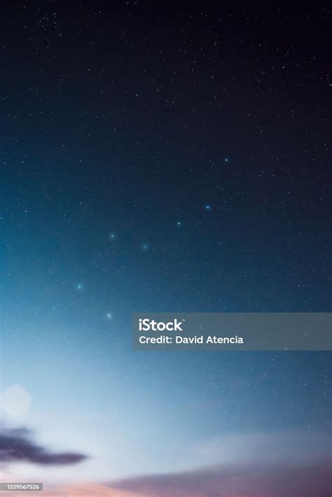 청록색과 오렌지 분위기의 일몰에 큰 디퍼 또는 우르사 전공의 별자리 0명에 대한 스톡 사진 및 기타 이미지 0명 고독 개념 고독 부정적인 감정 표현 Istock