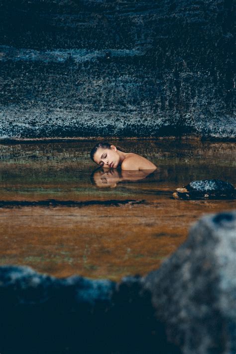 Naked Atlas Marisa Papen