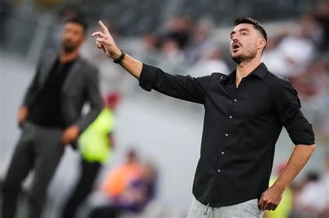 Albert Riera Débarque à Bordeaux France Girondins De Bordeaux 12