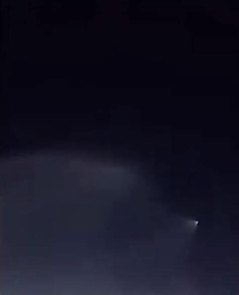 现场甘肃天空现巨大发光不明飞行物 形状像巨大蝌蚪划破天际！军事频道中华网