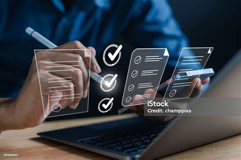 문서 관리 검사 시스템 온라인 문서 데이터베이스 및 프로세스 관리 파일 돋보기 확인 및 문서 폴더에 대한 초점 문서 기업 비즈니스 기술 개념입니다 가상현실에 대한 스톡 사진