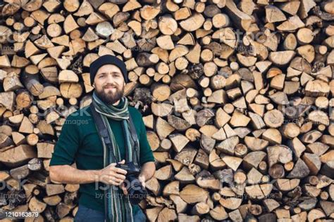 장작의 벽 근처 야외 디지털 카메라와 쾌활한 수염 남성 사진 작가 남자에 대한 스톡 사진 및 기타 이미지 남자 남자들만 디지털 일안 반사식 카메라 Istock