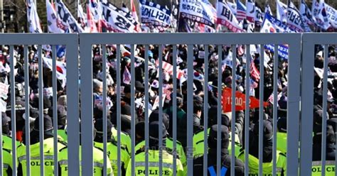 나라 무너져” 정의 승리” 희비 교차 공수처 앞에선 분신 시도