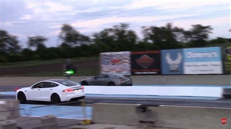 Tesla Model S Plaid Drag Races Nissan Gt R Destruction Comes With Zero