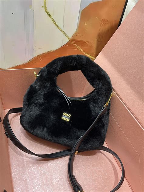 Miu Miu Сумка на плечо купить с доставкой по выгодным ценам в