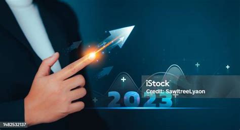 비즈니스 사람은 증가하는 가상 홀로그램 통계 그래프 및 상향 화살표 대상을 분석하여 거래자가 투자 최고의 비즈니스 성장 및 전략 개발 및 성공을 계획합니다 2023년에 대한