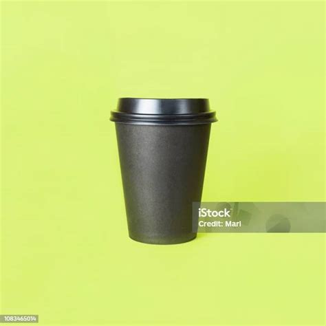 종이 컵 커피 또는 차 녹색 배경에 비웃는 다 폴리스 티 렌 빈 커피잔의 전면 모습 이랑입니다 없애 주세요 0명에 대한 스톡 사진 및 기타 이미지 Istock
