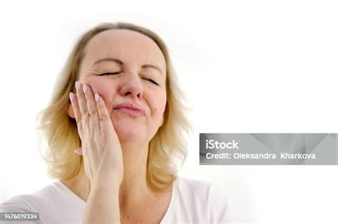 치통 귀여운 중년 여자 뺨을 잡고 눈을 가늘게 뜨고 입술을 쥐고 딱딱한 치아가 아프다 치과에 가는 긴급 도움이 필요하다 치과 진료소의 구급차 광고 텍스트에 대 한 흰색 배경