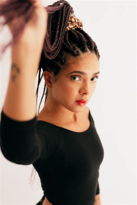 갈색 눈 개성 개인 스타일 검은 옷 남아메리카 독특한 라이프스타일 만지는 모던 뷰티 문신 미니멀리스트 배경 바 히아 뷰티 샷 브라질 브라질 여자