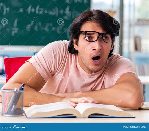 Jovem Estudante Do Sexo Masculino Na Sala De Aula Imagem De Stock Imagem De Homem Lerdo