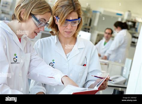 Preparing Solution Samples For Column Chromatography Synthesis Lab Research Laboratory