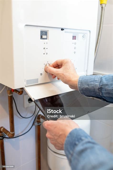 백인은 에너지 위기로 인해 집안의 가스 보일러 온도를 낮 춥니 다 보일러에 대한 스톡 사진 및 기타 이미지 보일러 가정 생활 제어판 Istock