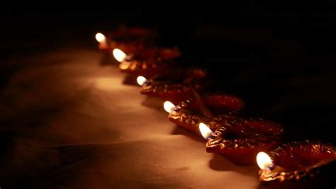 인도 힌두교 문화 축제인 디왈리를 축하하는 동안 빛나는 불꽃이 있는 인도 전통 점토 램프가 줄지어 모여 있었습니다 어두운 배경과 선택적 초점과 얕은 깊이의 현 0명에 대한