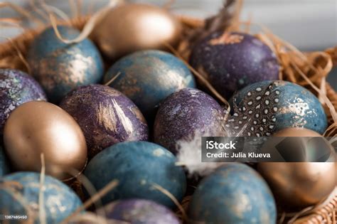 어두운 배경에 바구니에 보라색 파란색과 황금 계란 2022년의 보라색 색조 트렌드는 매우 Peri입니다 천연 염료 카르케이드 차 맨 위 보기입니다 텍스트에 대한 장소의