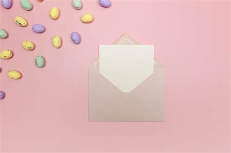 화려한 부활절 달걀 분홍색 봉투 분홍색 배경에 흰색 카드의 평면도 0명에 대한 스톡 사진 및 기타 이미지 0명 3월 4월