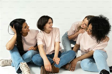 다문화 다양성과 우정 다른 민족의 행복한 여성들의 그룹 사진 Unsplash의 초상 이미지