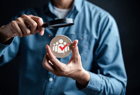 Hrm 또는 인적 자원 관리 돋보기를 들고 있는 사업가는 인간 개발 채용 리더십 및 고객 대상 그룹을 위한 직원 아이콘 중 하나인 관리자 아이콘을 선택하고 수락합니다 고객에