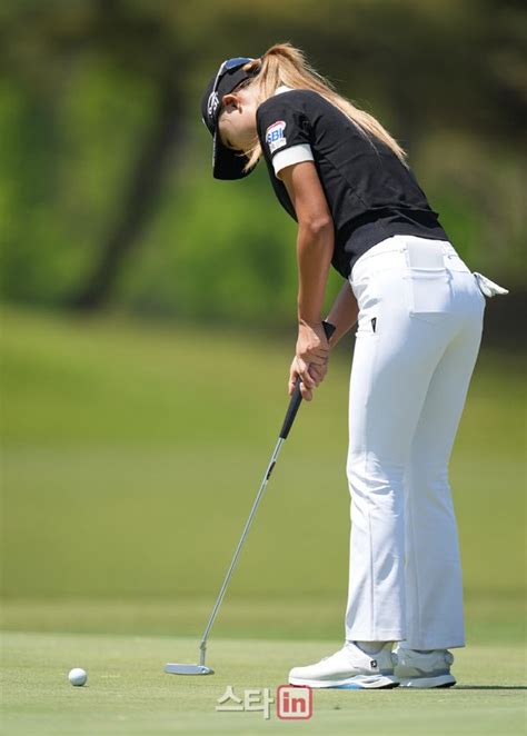 [포토]문정민 첫 홀 버디 퍼트 네이트 스포츠