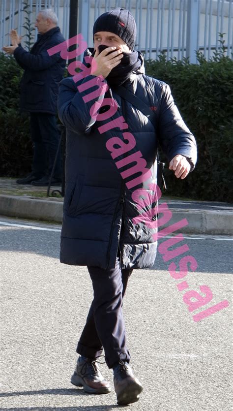 Fotot Nga Paparazzi Erion Braçe Rikthen Maskën Shkon I Sëmurë Në Kuvend