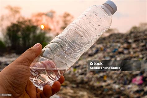 산 대형 쓰레기 더미 및 오염 악취 및 독성 잔류물의 더미 이러한 쓰레기는 제거 할 수 도시 및 산업 영역에서 온 소비자 사회는