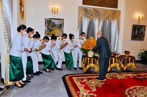 អ្នកឧកញ៉ា ហ៊ី គឹមហុង ដឹកនាំឧកញ៉ា ៣រូប នាំតង្វាយអង្ករ ២០តោន និងថវិកា ១០០លានរៀលថ្វាយព្រះមហាក្សត្រ