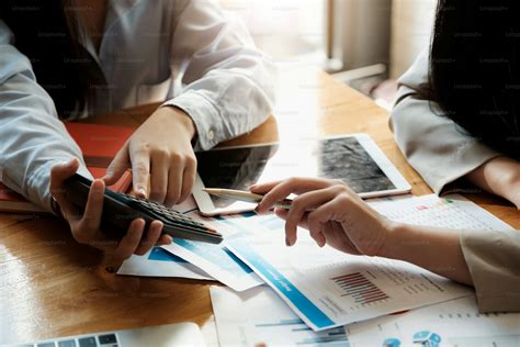 회의실에서 재무 보고서에 대한 상황을 분석하고 논의하기 위해 아시아 비즈니스 고문 회의 투자 컨설턴트 재무 고문 및 회계 개념 사진 Unsplash의 금융 및 경제 이미지