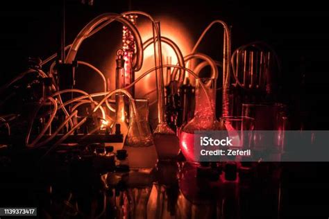 약국 및 화학 테마 연구 실험실에서 용액으로 유리 플라스 크를 테스트 합니다 과학 및 의료 배경입니다 어두운 톤 배경에 실험실 테스트 튜브 Stem 주제에 대한 스톡 사진