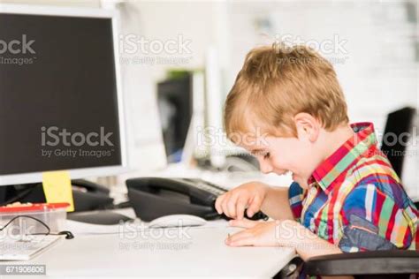 어린 소년 재미 스마트폰 애플 리 케이 션 사무실 책상에서 놀고 4 5세에 대한 스톡 사진 및 기타 이미지 4 5세 Brand Name Video Game 게이머