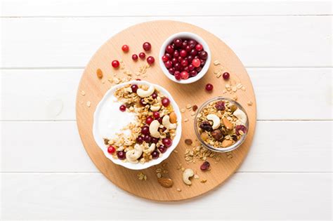 그래놀라 요구르트 과일 견과류를 곁들인 건강한 아침 식사 음식 아침 식사로 말린 과일을 곁들인 디저트 파르페 0명에 대한 스톡 사진 및 기타 이미지 Istock