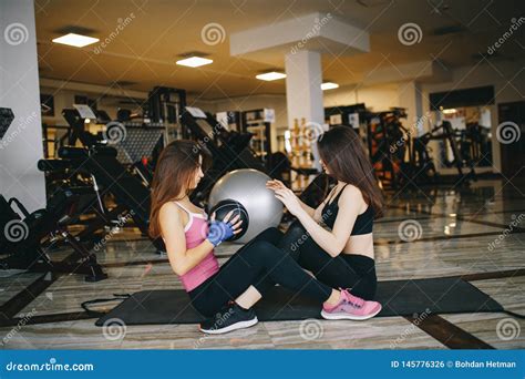 2 атлетических девушки в спортзале Стоковое Фото изображение