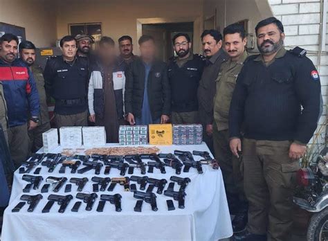 ویسٹریج پولیس کی اہم کارروائی دو اسلحہ سمگلرز گرفتار، گاڑی سے اسلحہ کی