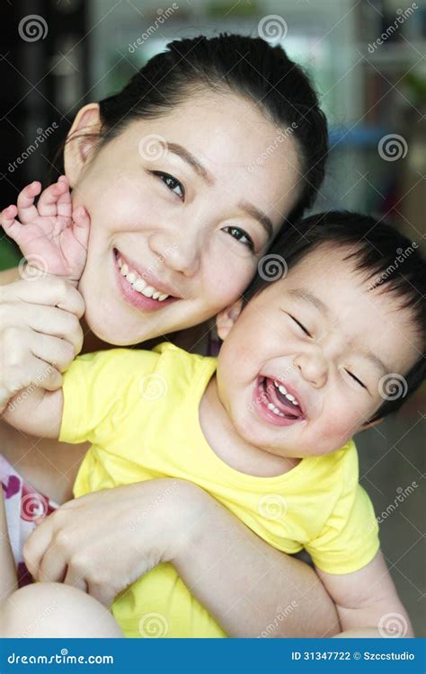 Mère Asiatique Et Son Fils Photo Stock Image Du Asiatiques 31347722