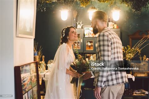 실내에서 신혼 부부의 첫 번째 회의 아침에 신부와 신랑의 첫 번째 모습 사랑과 행복 휴일 결혼식 테마 신부와 신랑이 처음으로 만난다 첫 번째 보기 모멘트 결혼식에 대한 스톡