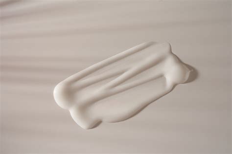 열대 식물의 창에서 그림자와 복사 할 공간이있는 흰색 배경에 얼굴을위한 흰색 모이스처 라이저 스킨 케어 크림 및 리프팅 에멀젼