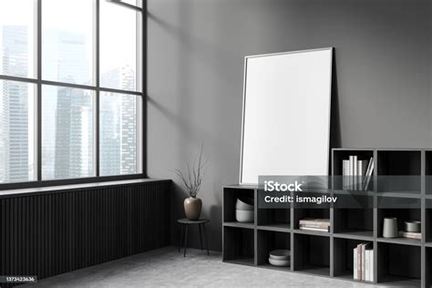 나무 선반과 장식 모형 포스터와 어두운 전시실 인테리어 전문가용 캔버스에 대한 스톡 사진 및 기타 이미지 전문가용 캔버스