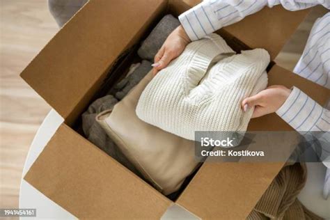 골판지 상자에 따뜻한 중성 스웨터를 넣는 여성 손 계절 보관 방법 및 기부 자선기부에 대한 스톡 사진 및 기타 이미지 자선