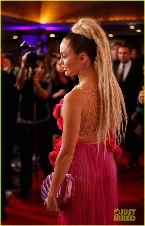 Miley Cyrus Rocks Dreadlocks For Lgbt Center Vanguard Awards 2015