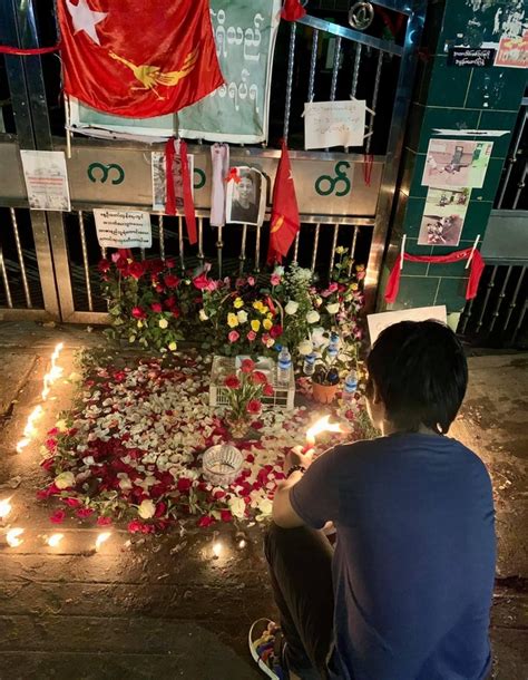 လူထုလှုပ်ရှားမှုကာလအတွင်းအသက်ပေးသွားကြတဲ့သူရဲကောင်းတို့အတွက်ဖယောင်းတိုင်မီးထွန်းညှိကာဆုတောင