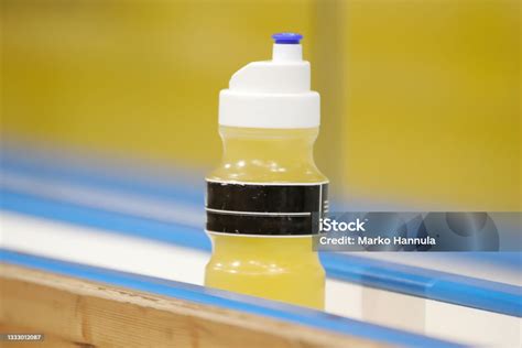 아이스하키 경기장 의 플레이어 박스에 서 있는 플라스틱 물병 의 클로즈업 0명에 대한 스톡 사진 및 기타 이미지 0명