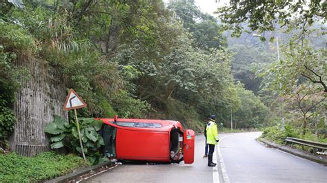 大帽山紅色私家車自炒翻側 司機爬出車廂