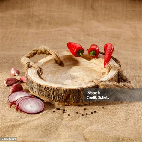 황마 소재의 식탁보가 있는 나무 테이블에 나무 도마에 제품을 위한 복사 공간이 있는 테이블 배경 이미지 몽타주 객체가 표시됩니다 건강한 생활방식에 대한 스톡 사진 및 기타