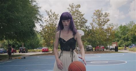 야외에서 농구를 하는 젊은 여성 · 무료 스톡 동영상