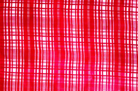 배경 텍스처입니다 체크 무늬 실크 패브릭 핑크 화이트입니다 Dupioni 이것은 종종 스레드의 두 가지 색상에서 짠 반짝 실크 Dupioni 불규칙 한 거친 실크에서
