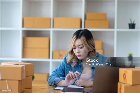 스타트 업 Sme 중소기업 기업가 프리랜서 아시아 여성 노트북과 상자를 사용하여 온라인으로 주문을 받고 검토하여 고객에게 판매 온라인 Sme 비즈니스 아이디어를 포장 할