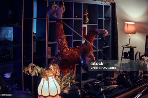 중국 다도 긴 주전자를 사용 하 여 나무 인테리어와 어두운 방에서 천연 차를 만드는 기모노에 코 카 서 스 마스터 전통 건강 조화 중국 다도 건강한 식생활에 대한 스톡 사진