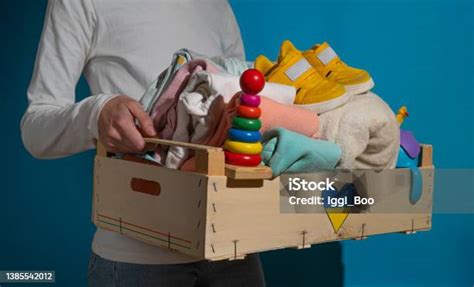 우크라이나 난민을 위한 어린이 물건과 장난감이 있는 기부 상자 자선기부에 대한 스톡 사진 및 기타 이미지 자선기부 아이 주기 Istock