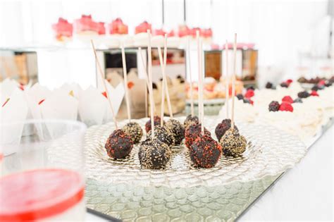 디저트 머 랭 컵 케 익 과일 달콤한 케이크의 많은 캔디 바 생일이 나 결혼식에 대 한 달콤한 테이블입니다 0명에 대한 스톡 사진 및 기타 이미지 Istock