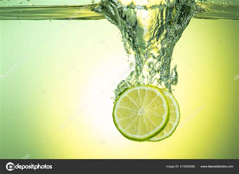 Green Lime Slices Falling Water Splashes Gradient Background — Stock
