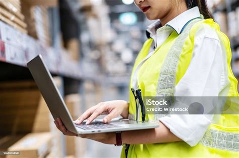 엔지니어 여자는 선반에 물류와 상자를 확인하기 위해 태블릿 컴퓨터에서 재고 세부 정보를 확인합니다 검사 보기에 대한 스톡 사진 및 기타 이미지 Istock