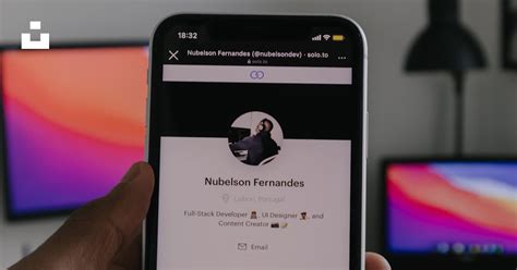 검은 안드로이드 스마트 폰을 들고있는 사람 사진 Unsplash의 무료 인스타그램 프로필 이미지